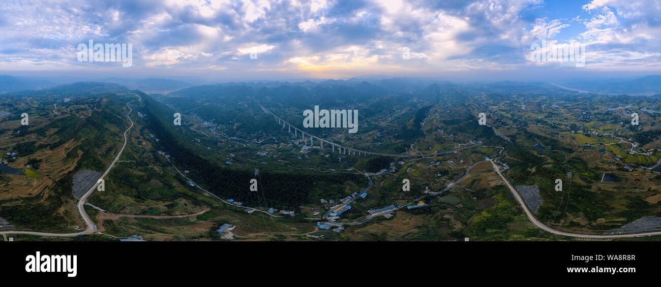 Chongqing, Chongqing, China. 19th Aug, 2019. Chongqing, CHINA-A bright ...