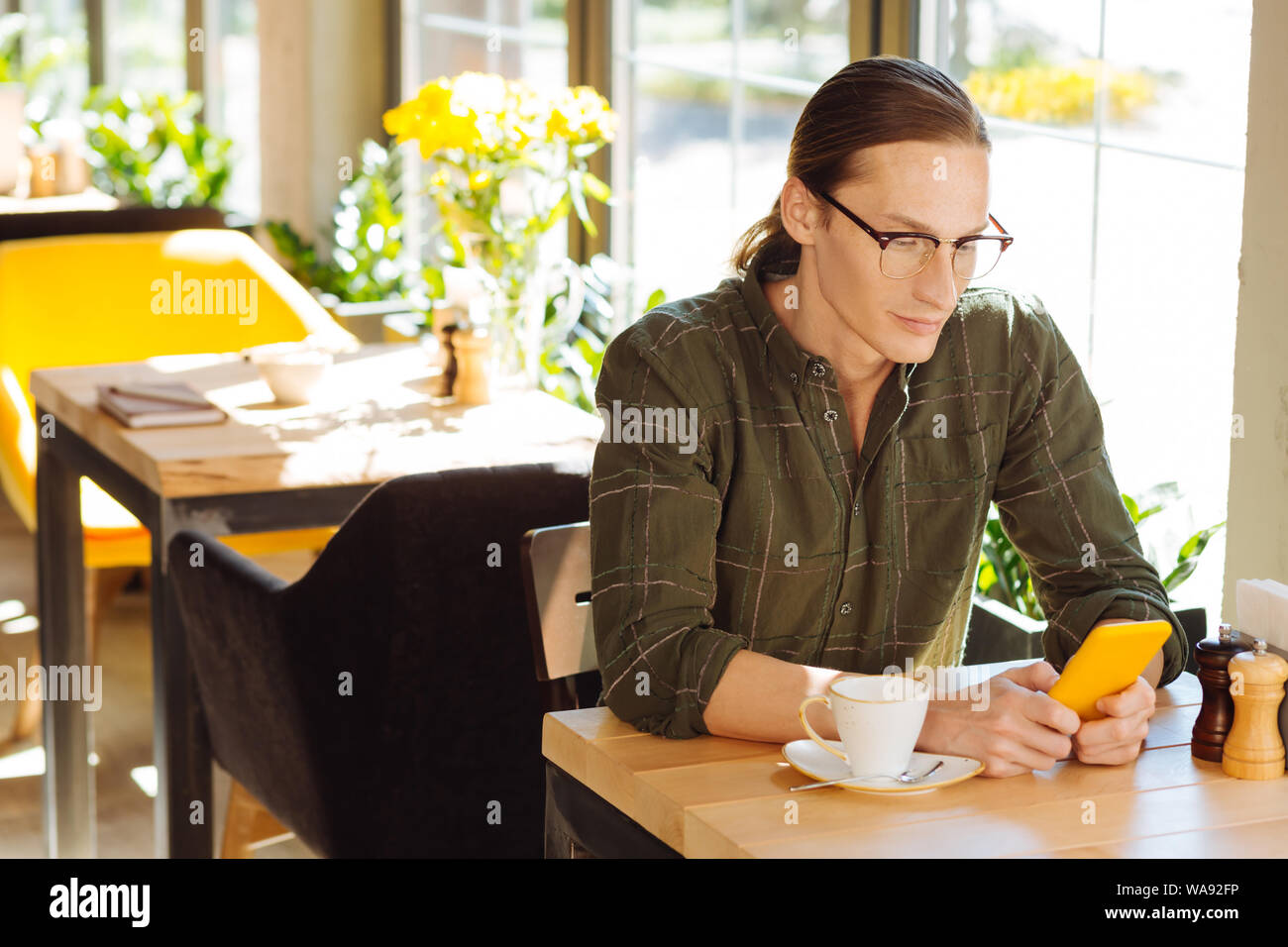 Man using social media hi-res stock photography and images - Alamy