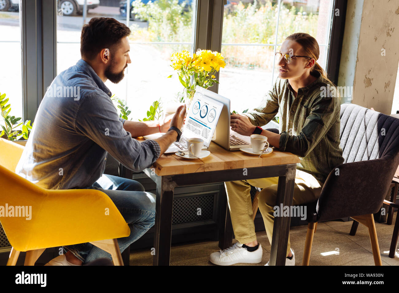 Smart young men hi-res stock photography and images - Alamy