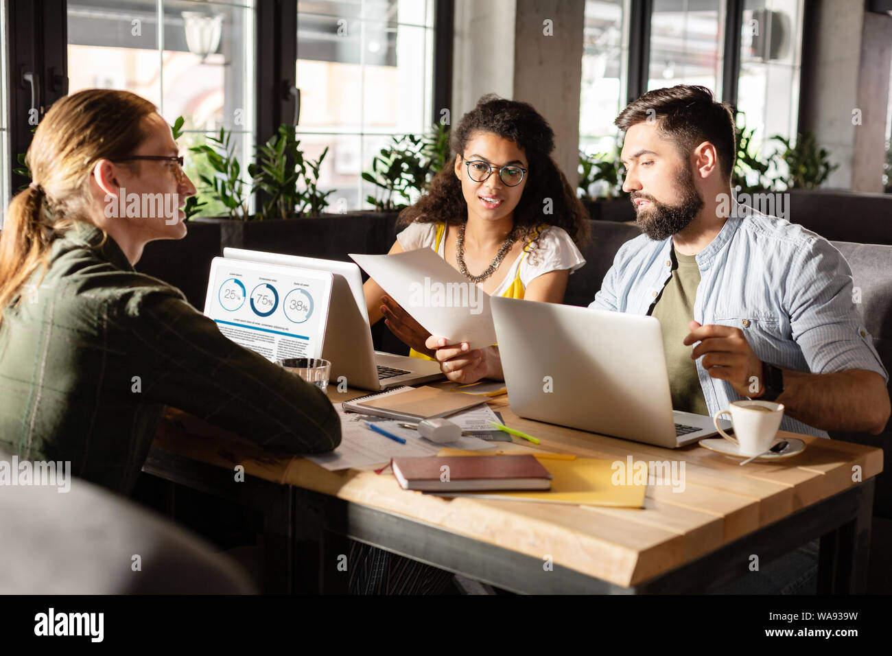 Good looking people hi-res stock photography and images - Alamy