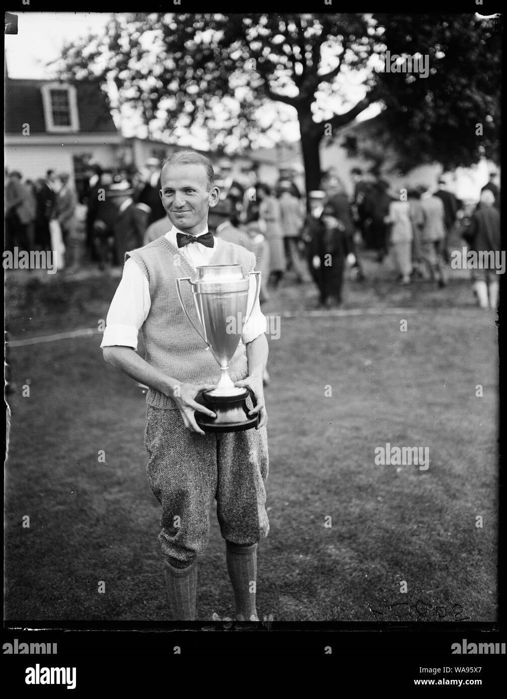 Charles B. Shaeffer, winner of Washington Newspaper Golf Club ...