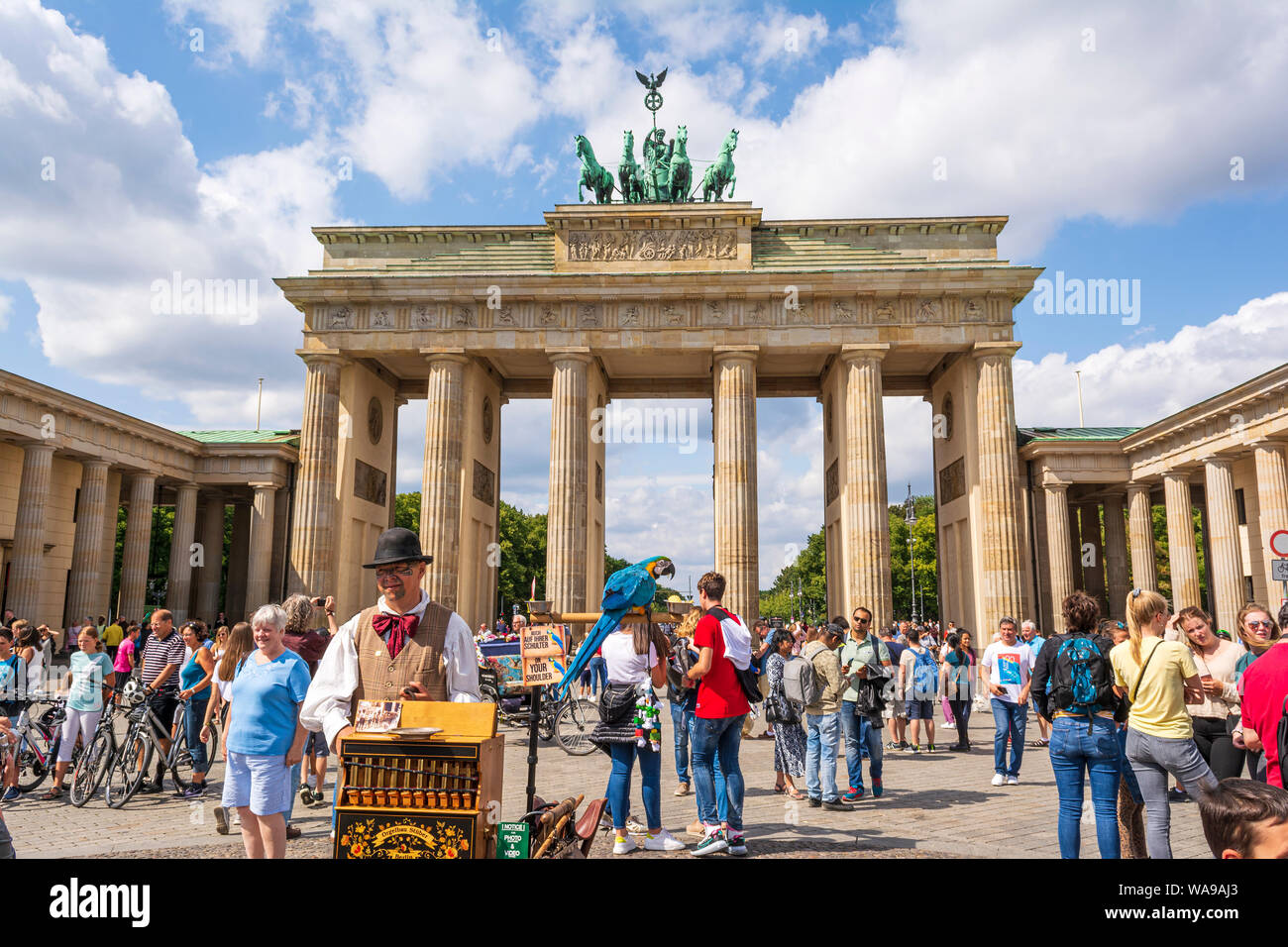 Brandenburg gate tourist crowd hi-res stock photography and images - Alamy