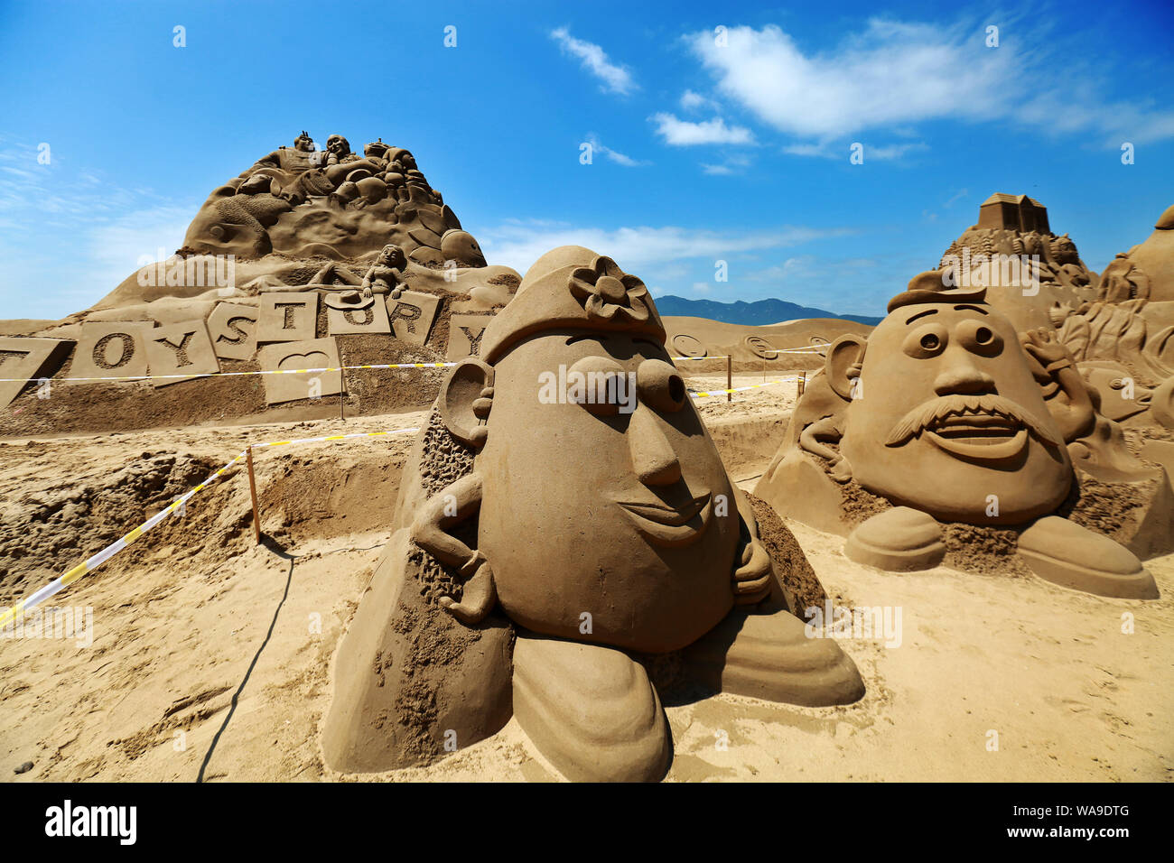 Chinese cartoon workers hi-res stock photography and images - Alamy