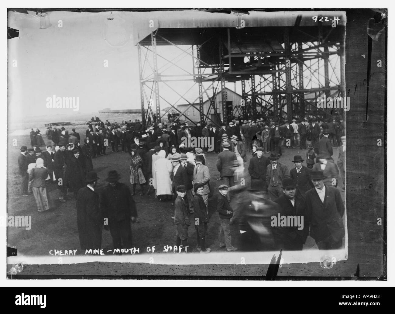 Cherry Mine disaster, crowd at mouth of shaft; English: Cherry Mine ...