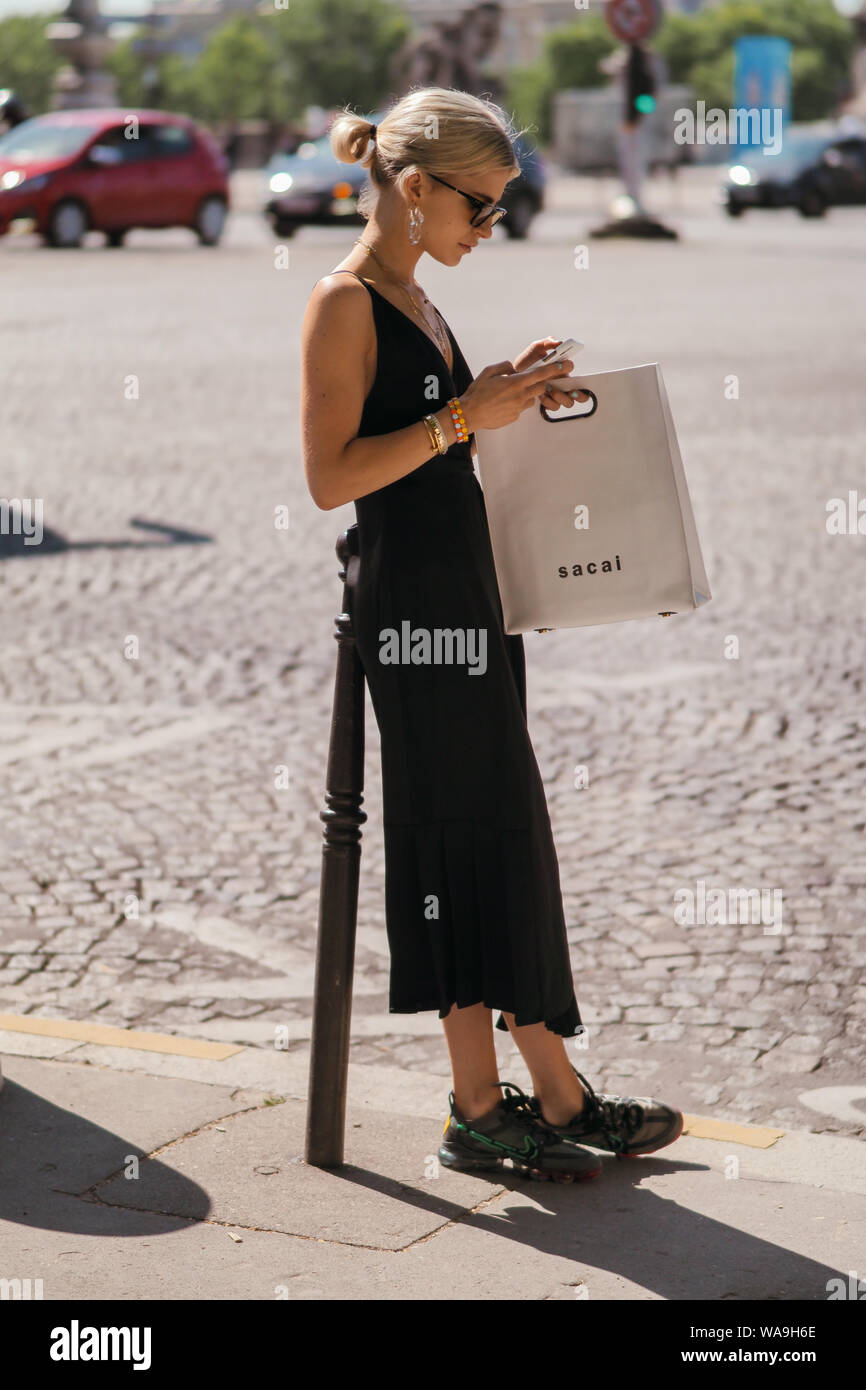 Pose for snap hi-res stock photography and images - Alamy