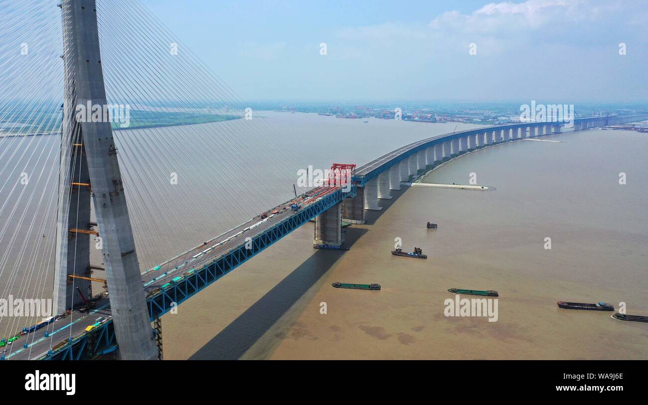 The world's longest cable-stayed bridge, the Hutong (Shanghai-Nantong ...