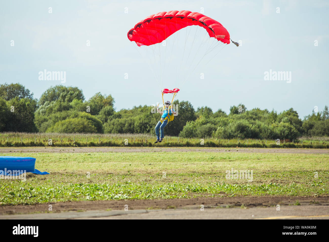 Parachute flying commando hi-res stock photography and images - Alamy