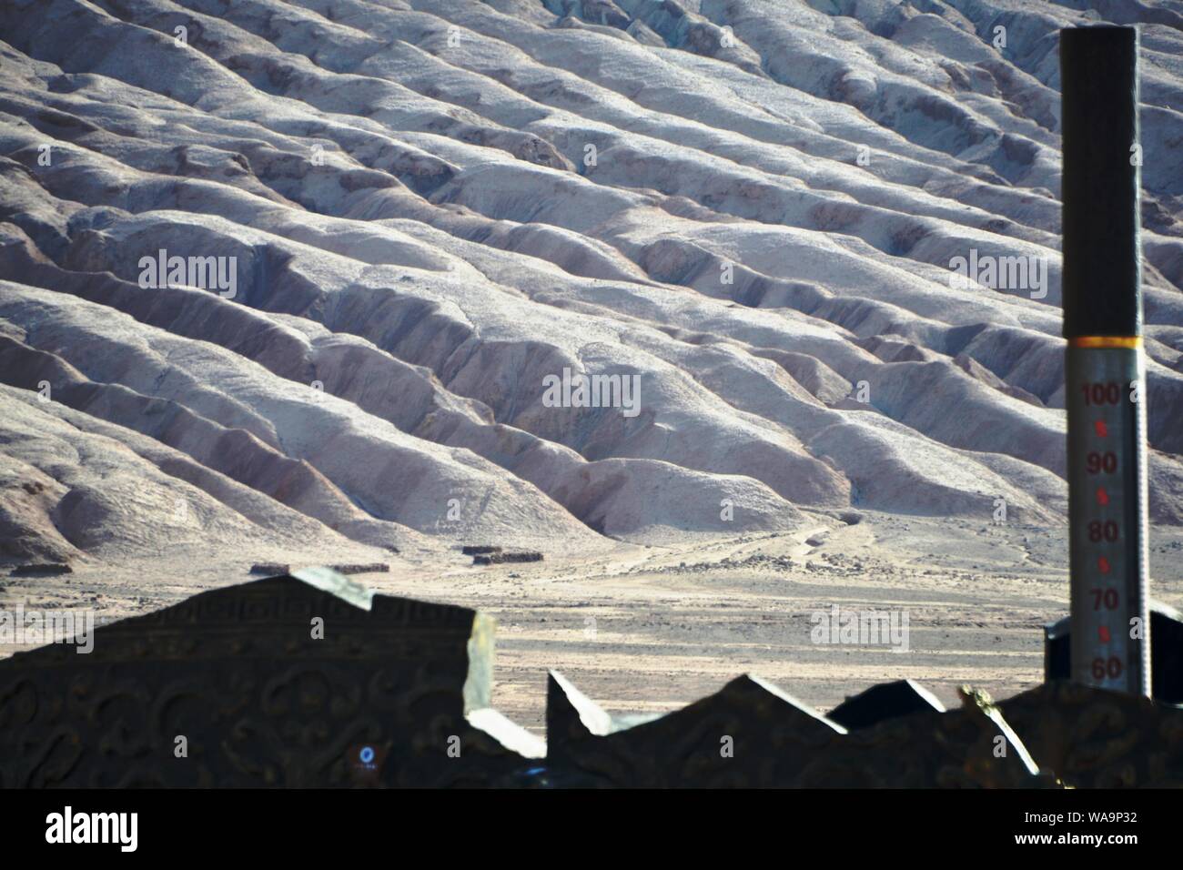 A giant thermometer showing the current outdoor temperature reaching ...