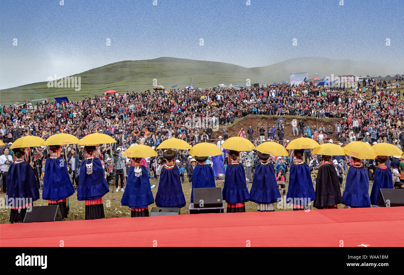 Chinese people of Yi ethnic group take part in a sheepshearing contest ...