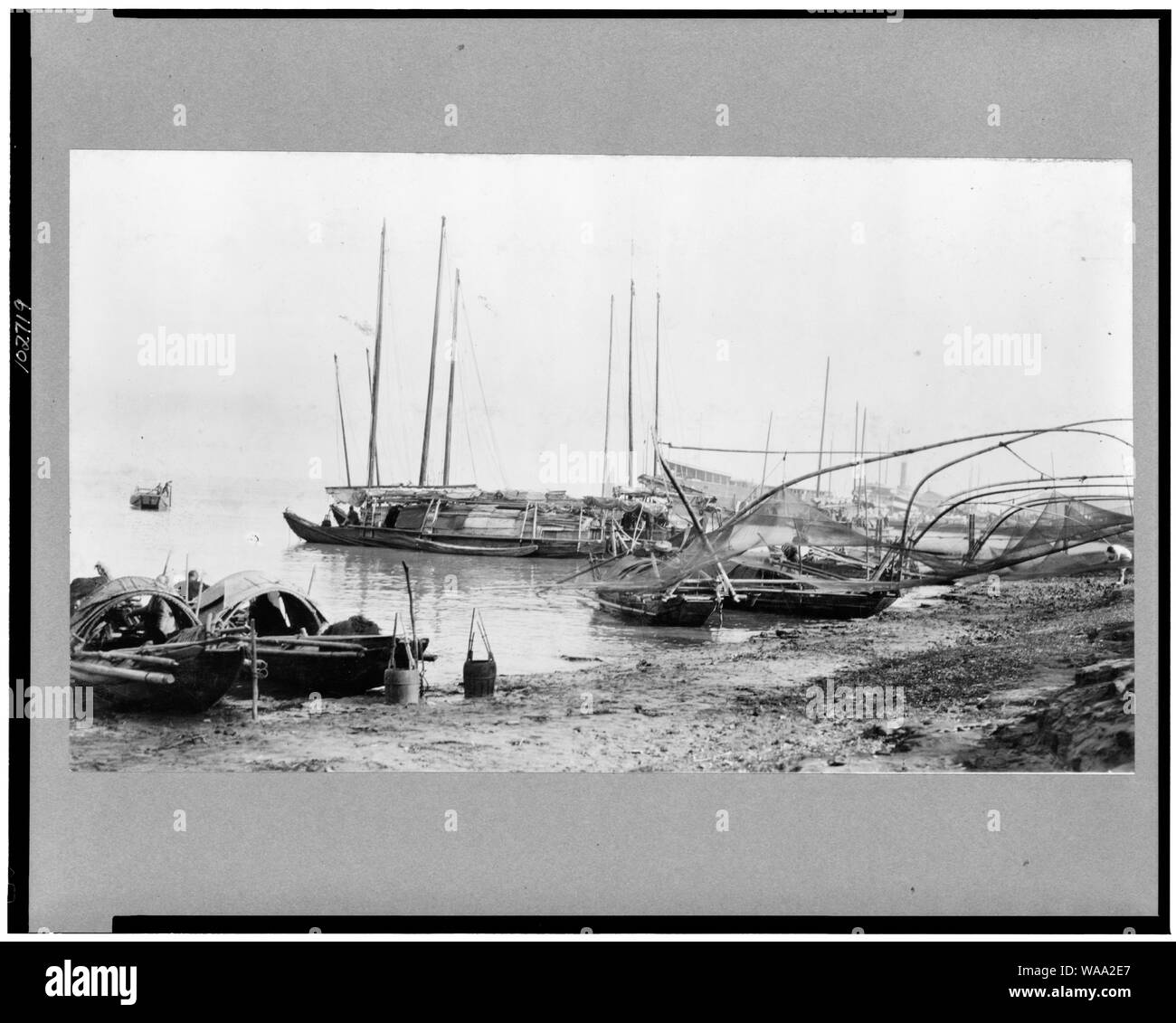 Chinese junk tied to Yang-tze River bank Stock Photo - Alamy