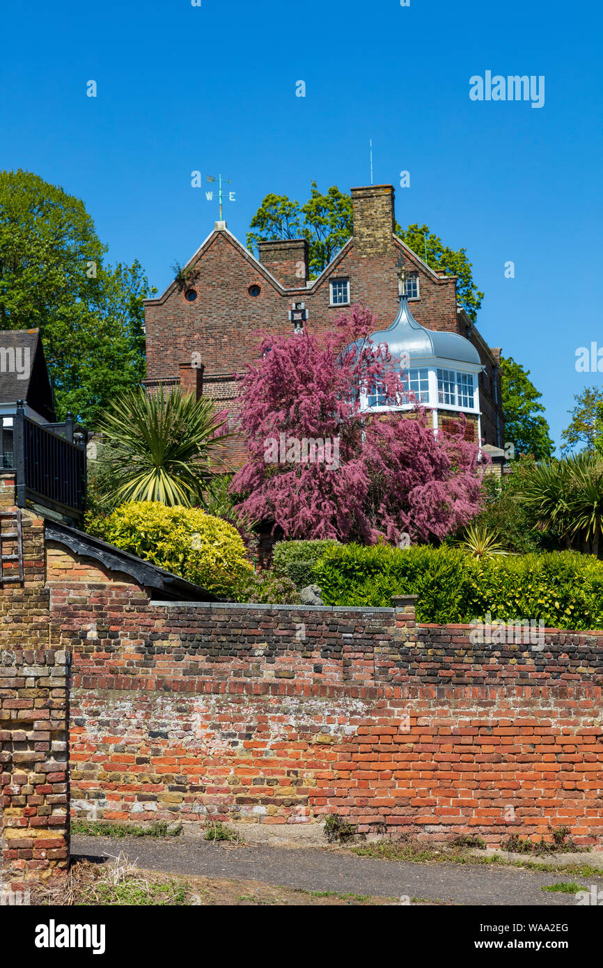 Octagonal summer house hi-res stock photography and images - Alamy