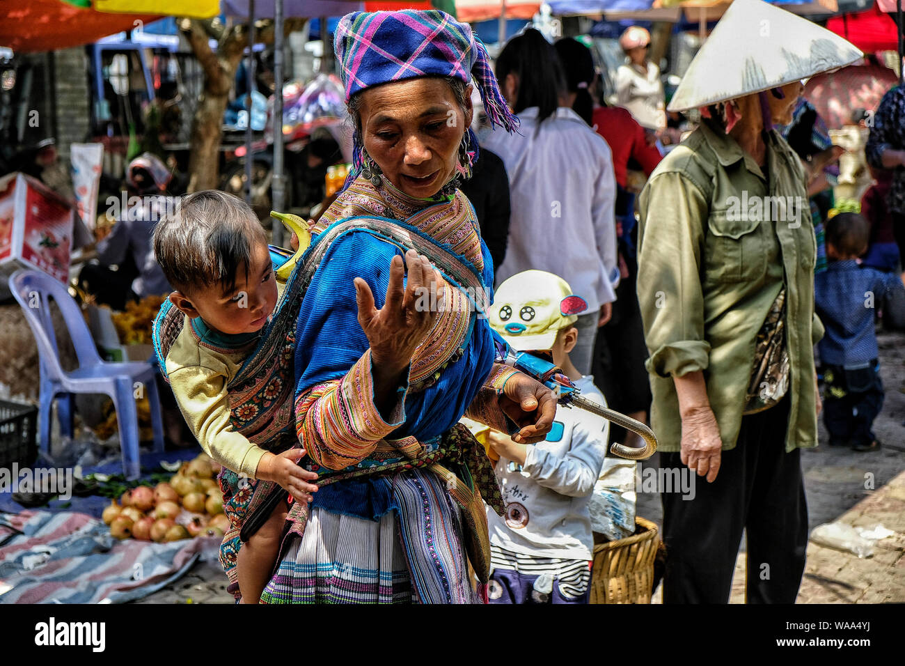 Hmong headdress hi-res stock photography and images - Alamy