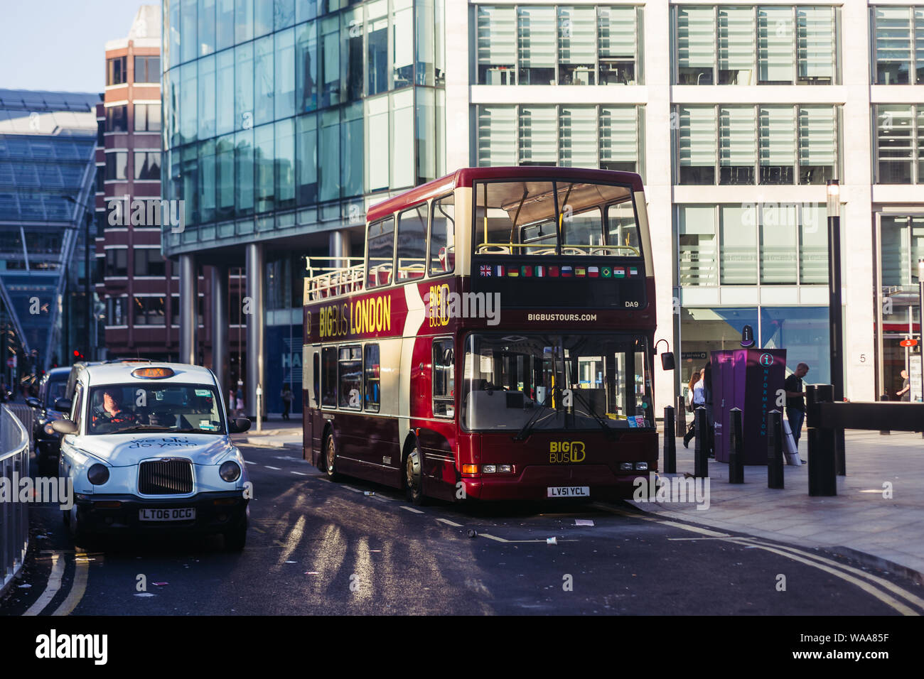 Open roof bus hi-res stock photography and images - Alamy