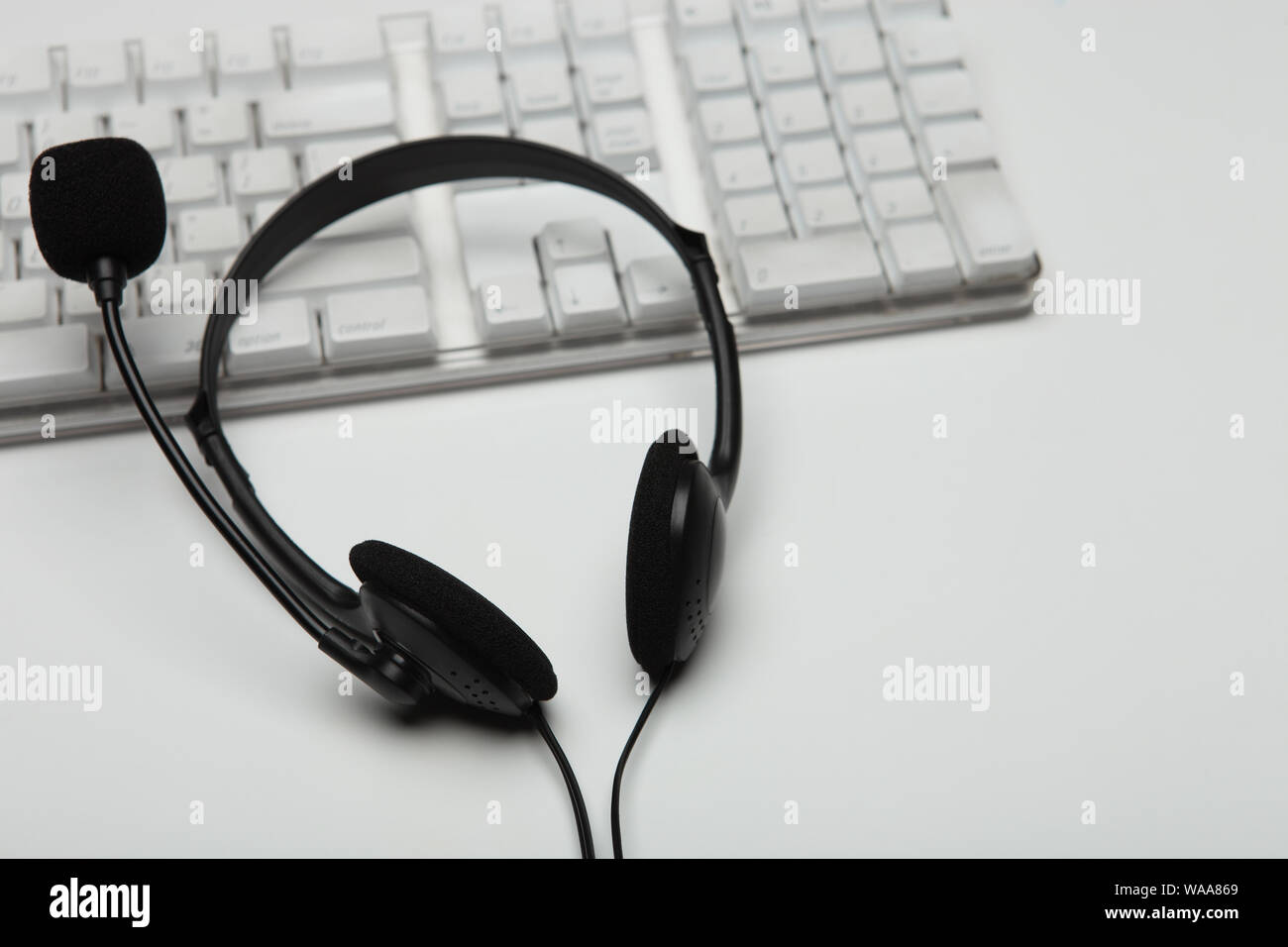 Headset on computer keyboard Stock Photo - Alamy