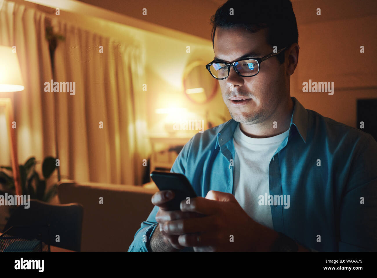 Mobile phone dark room hi-res stock photography and images - Alamy