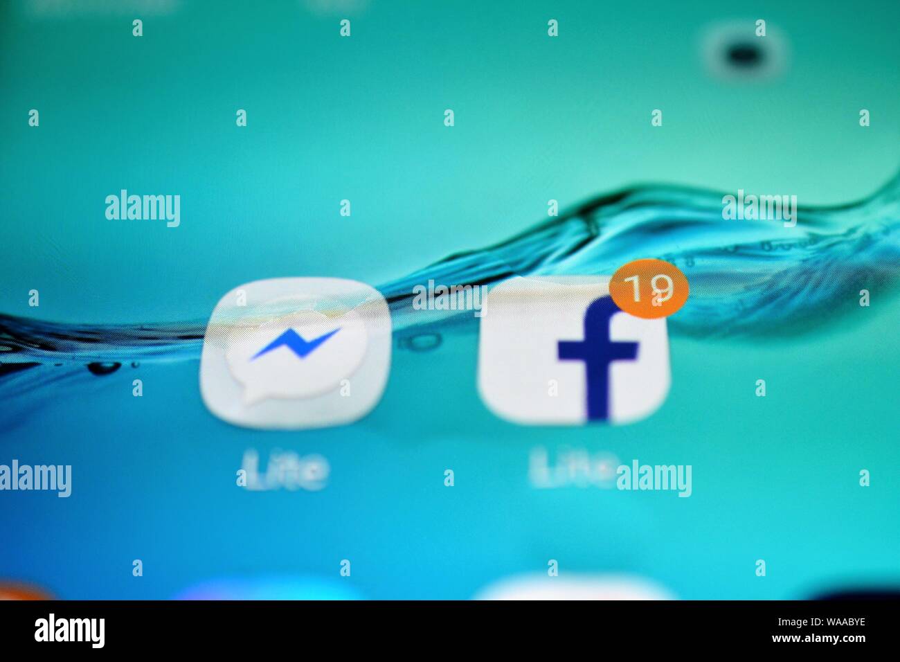 Phone display 5g icon hi-res stock photography and images - Alamy