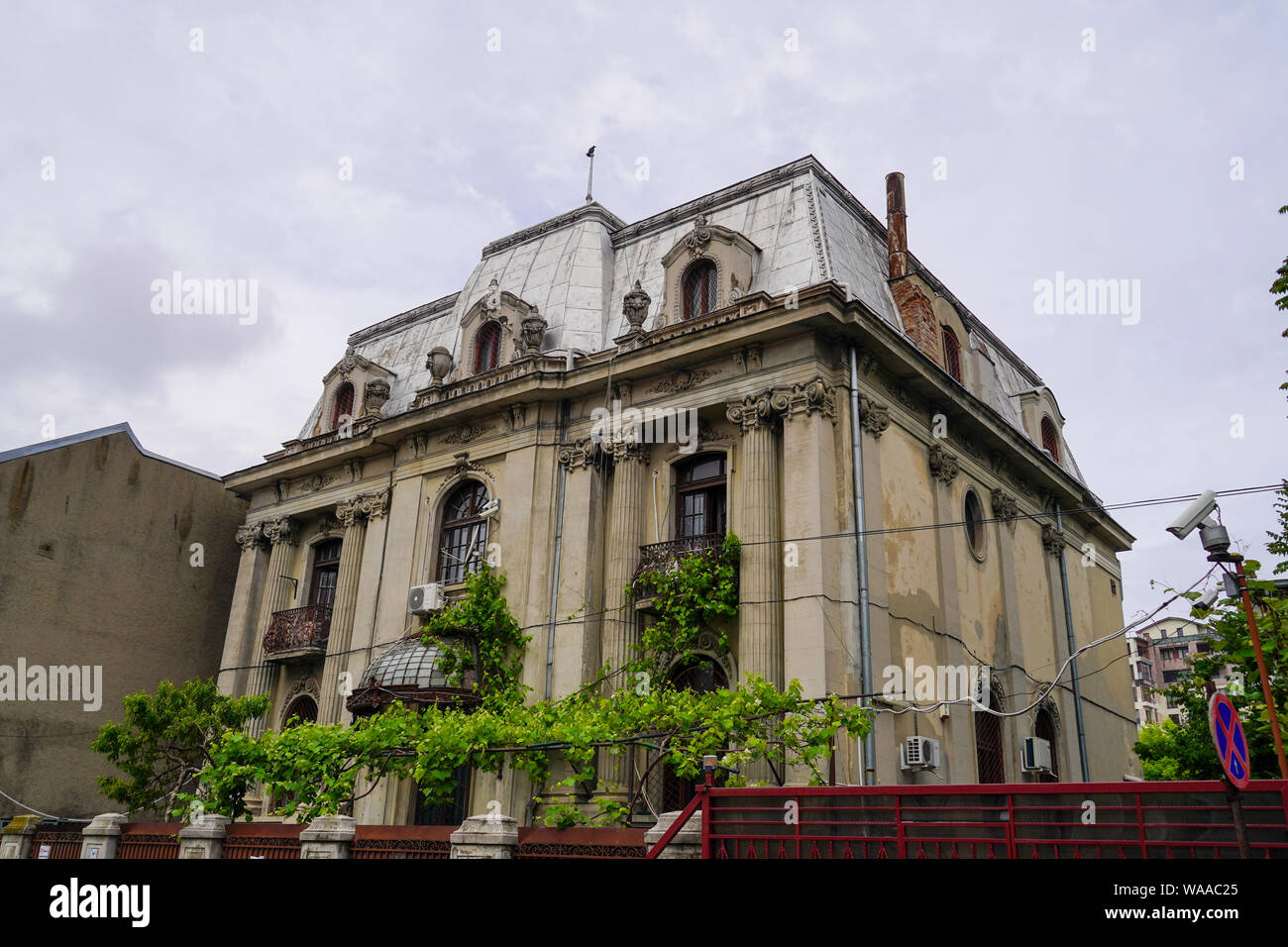 Old Soviet era building in Strada Cercului in sector 2 of the Old Town ...