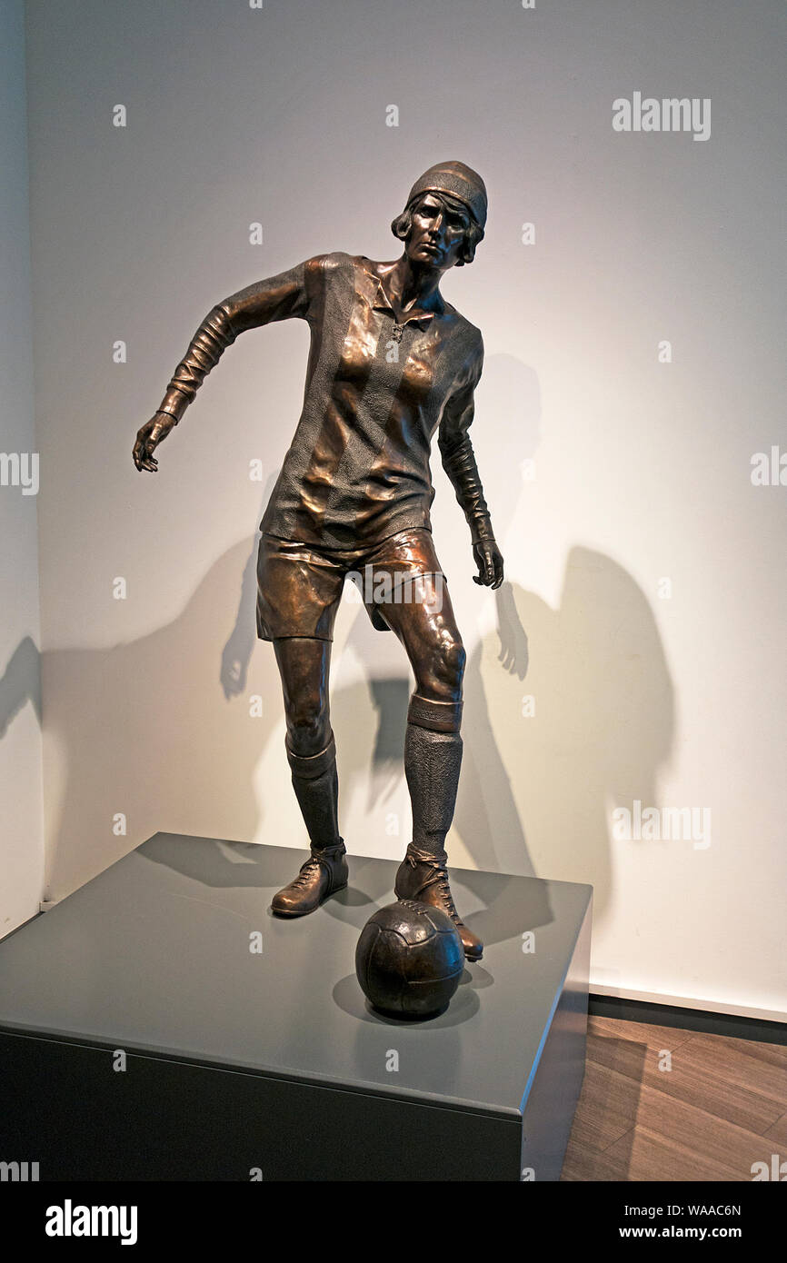 Lily parr statue hi-res stock photography and images - Alamy