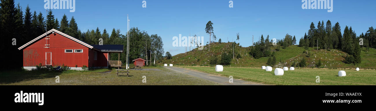 Farmhouse and field in Norway Stock Photo - Alamy