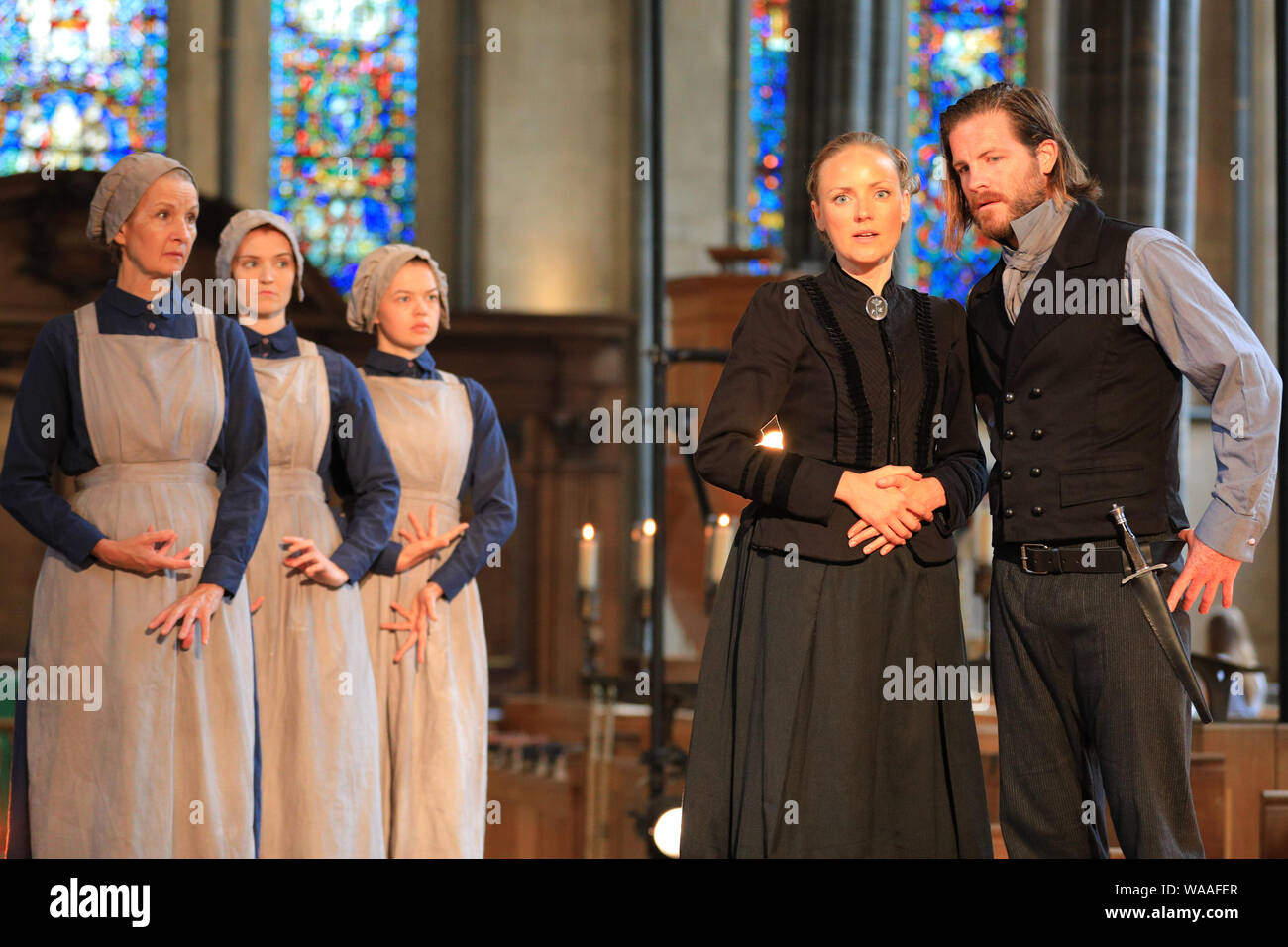 Witches macbeth theatre hi-res stock photography and images - Alamy