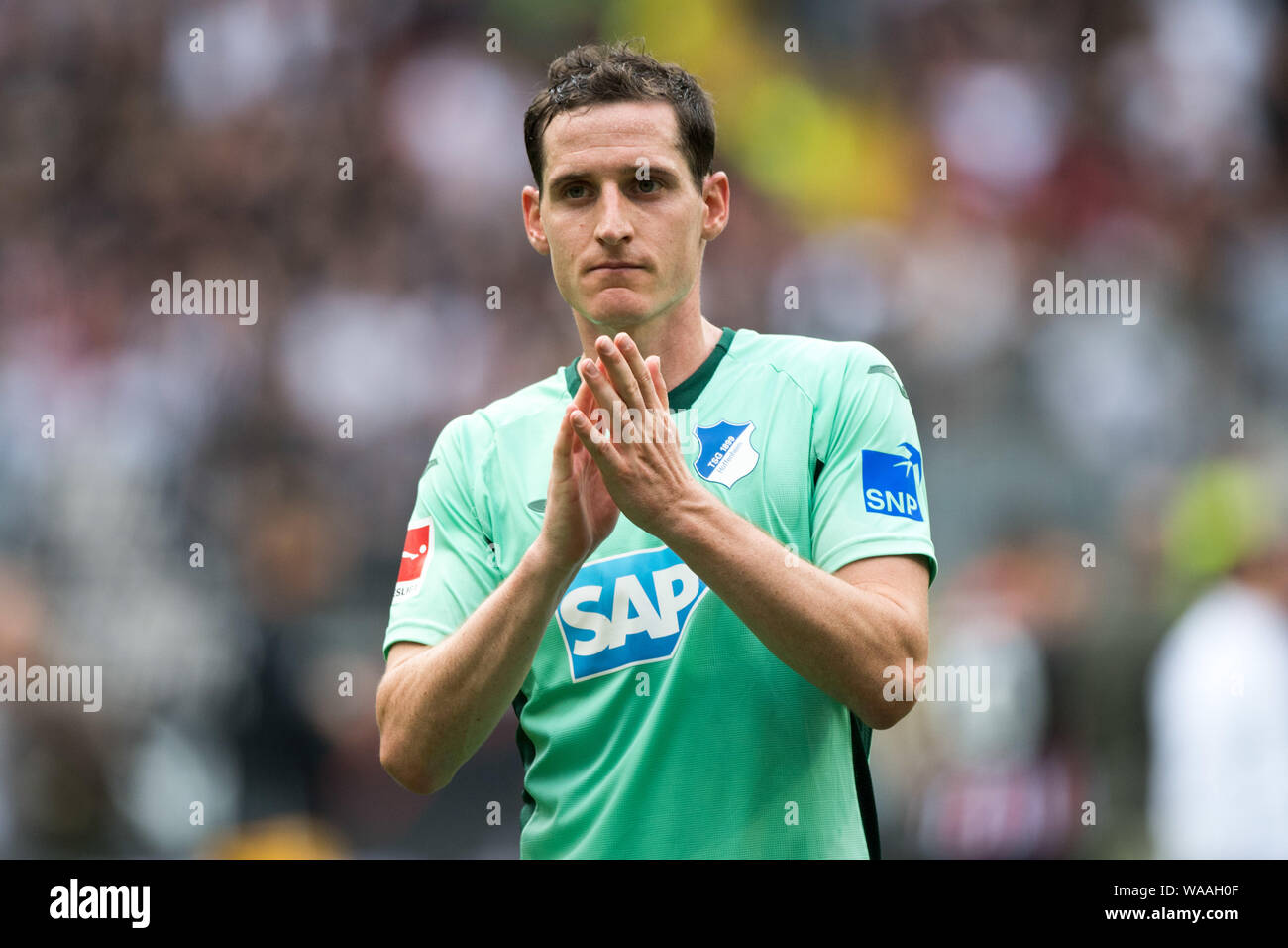 Footballer clapping hands hi-res stock photography and images - Alamy