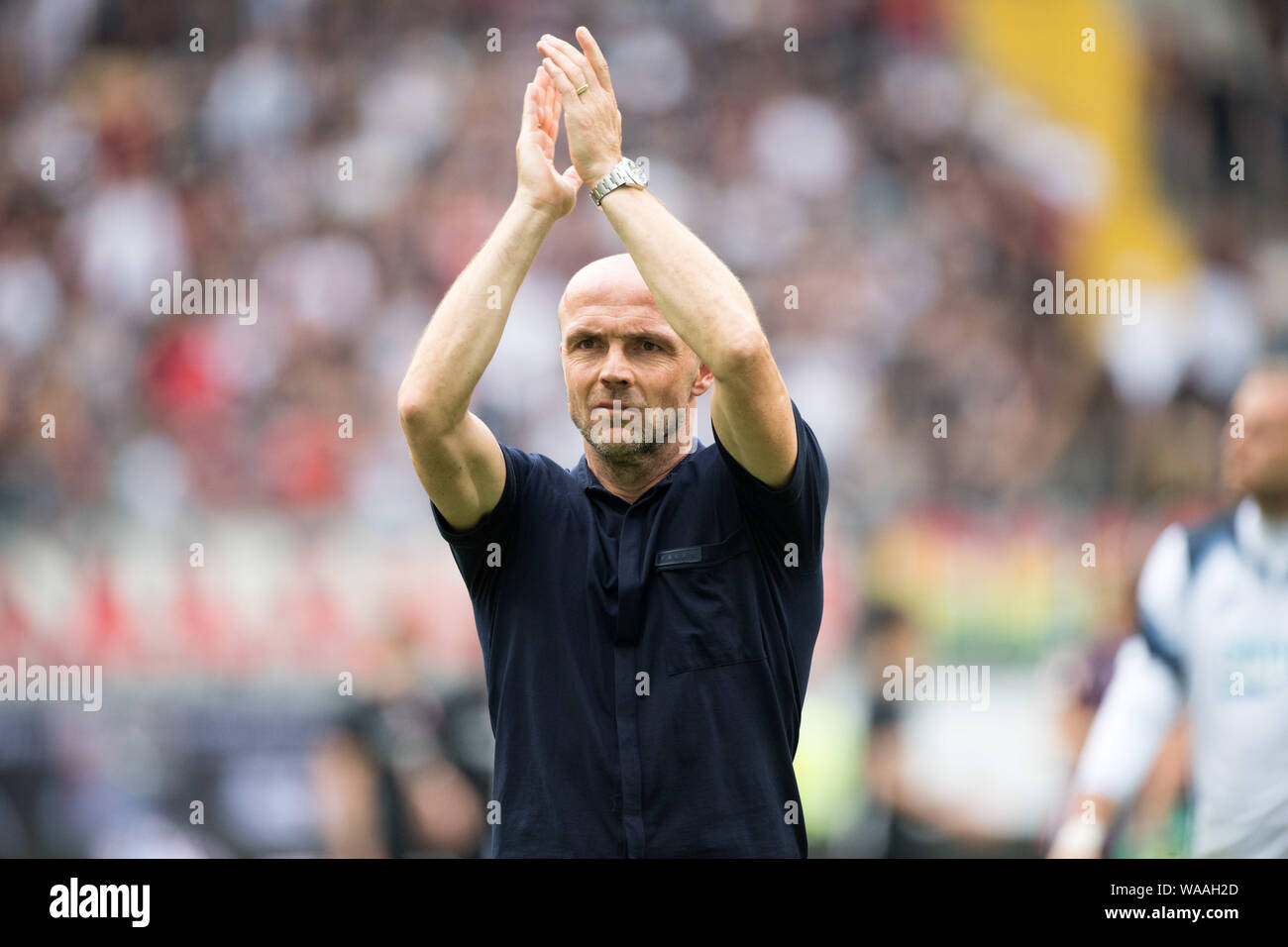 Footballer clapping hands hi-res stock photography and images - Alamy