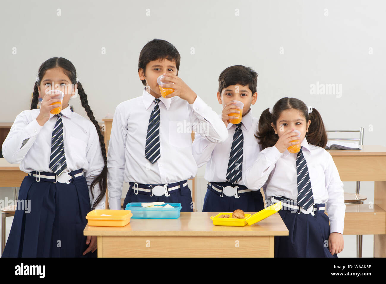 Students eating lunch in classroom hi-res stock photography and images ...
