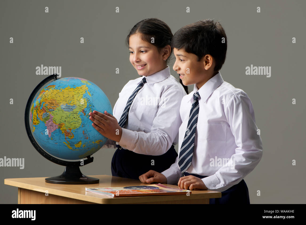 Map and globe classroom hi-res stock photography and images - Alamy