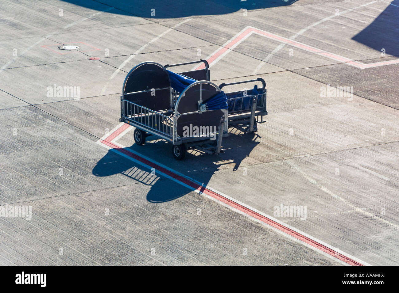 Baggage trailer container hi-res stock photography and images - Alamy