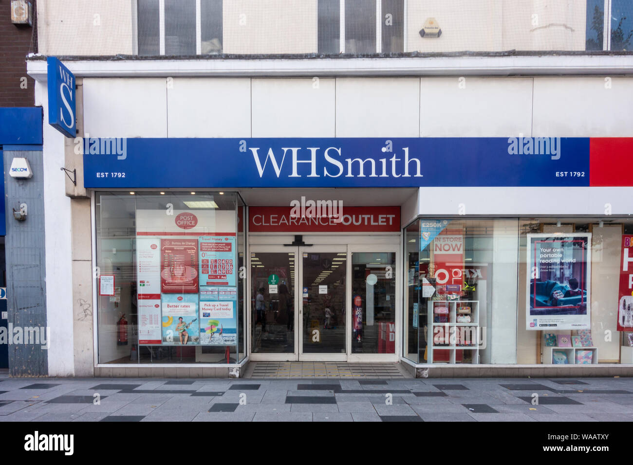 Whsmith shop hi-res stock photography and images - Alamy