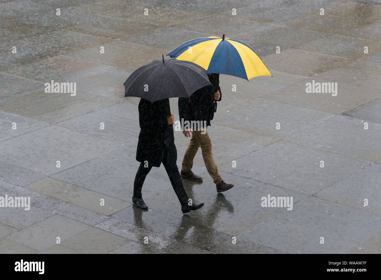 London rain people umbrella hi-res stock photography and images - Alamy