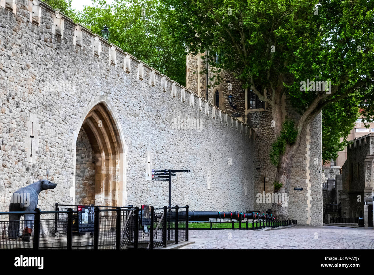 England, London, Tower of London, Castle Walls and The Landthorn Tower ...