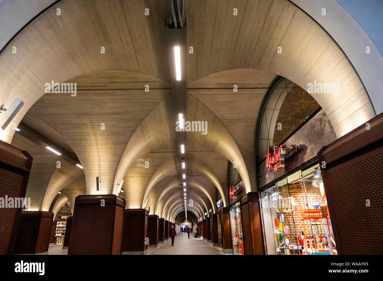 England, London, Southwark, London Bridge City, London Bridge Train ...