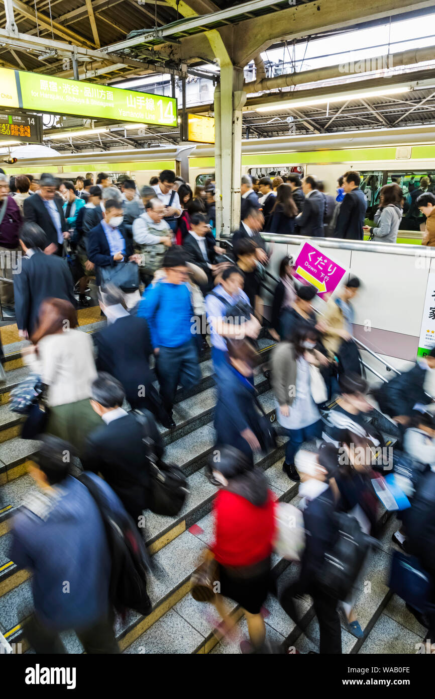 Crowd crowded platform platforms hi-res stock photography and images ...