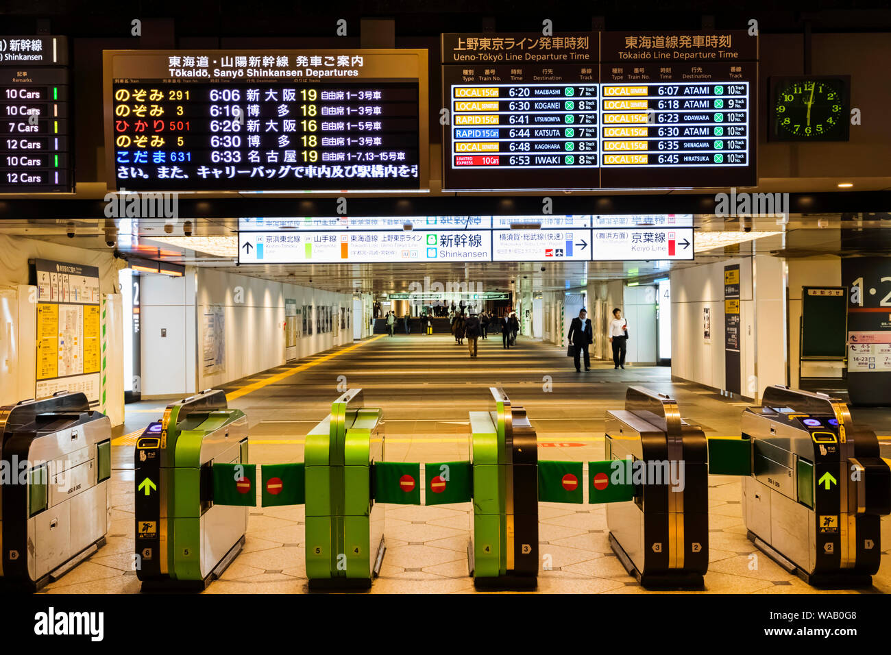 Ticket barriers and destination sign board hi-res stock photography and ...