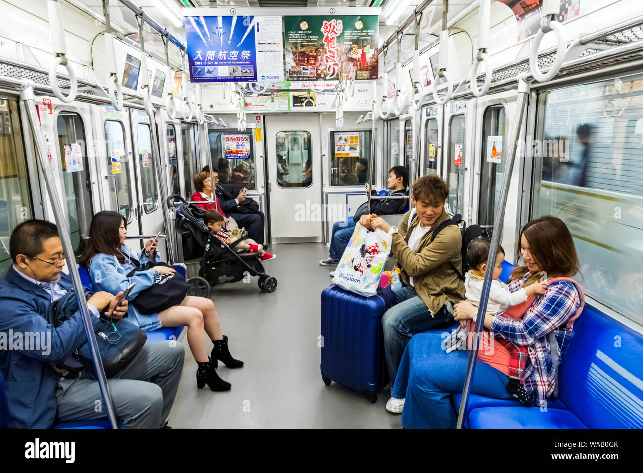 Japan honshu tokyo subway passengers hi-res stock photography and ...