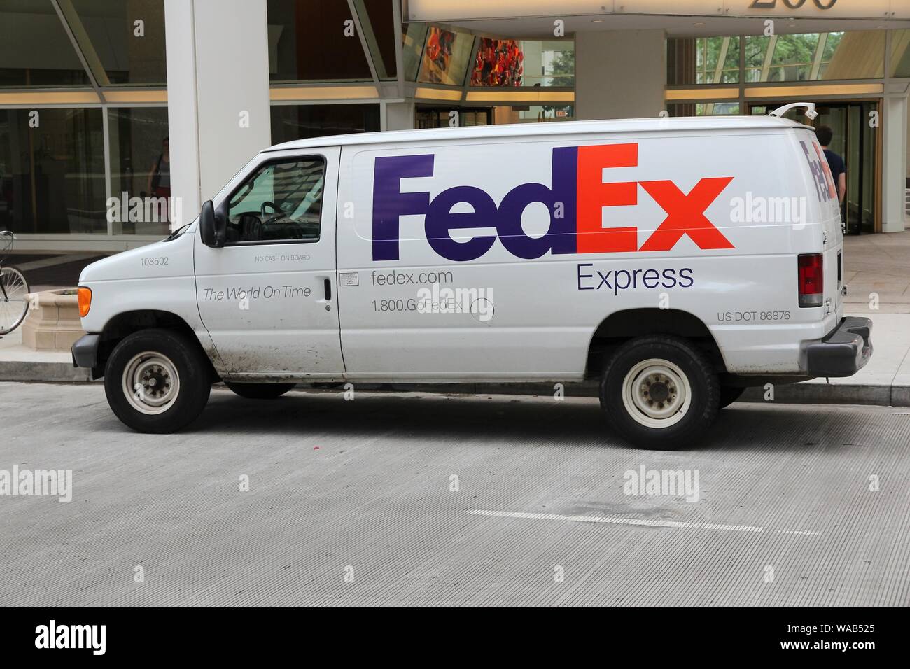 Fedex package white hi-res stock photography and images - Alamy