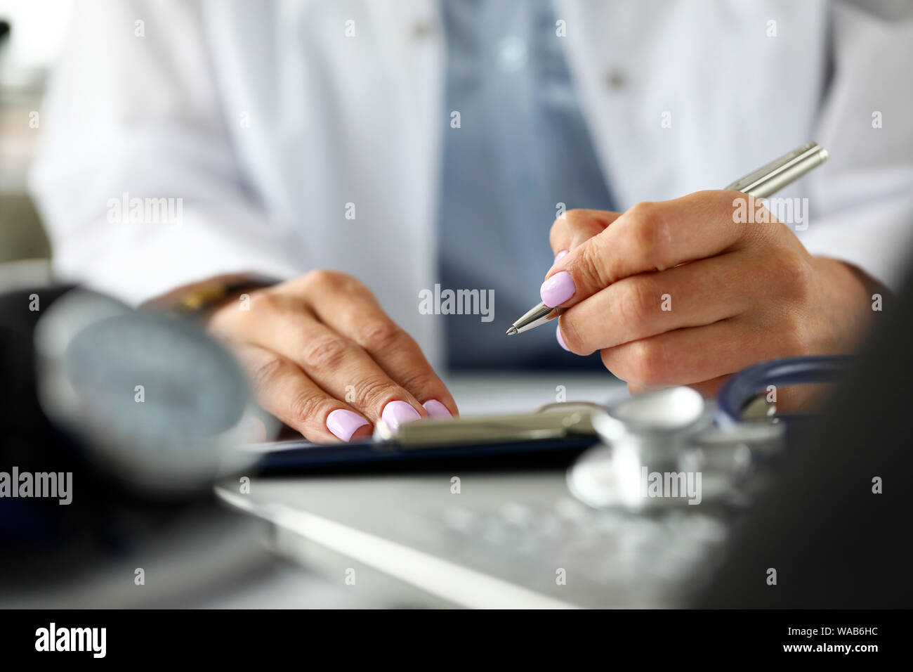Doctor hands writing clipboard hi-res stock photography and images - Alamy