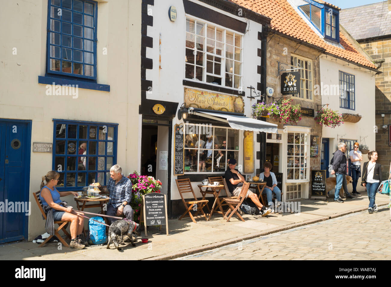 People sitting outside cafes hi-res stock photography and images - Alamy