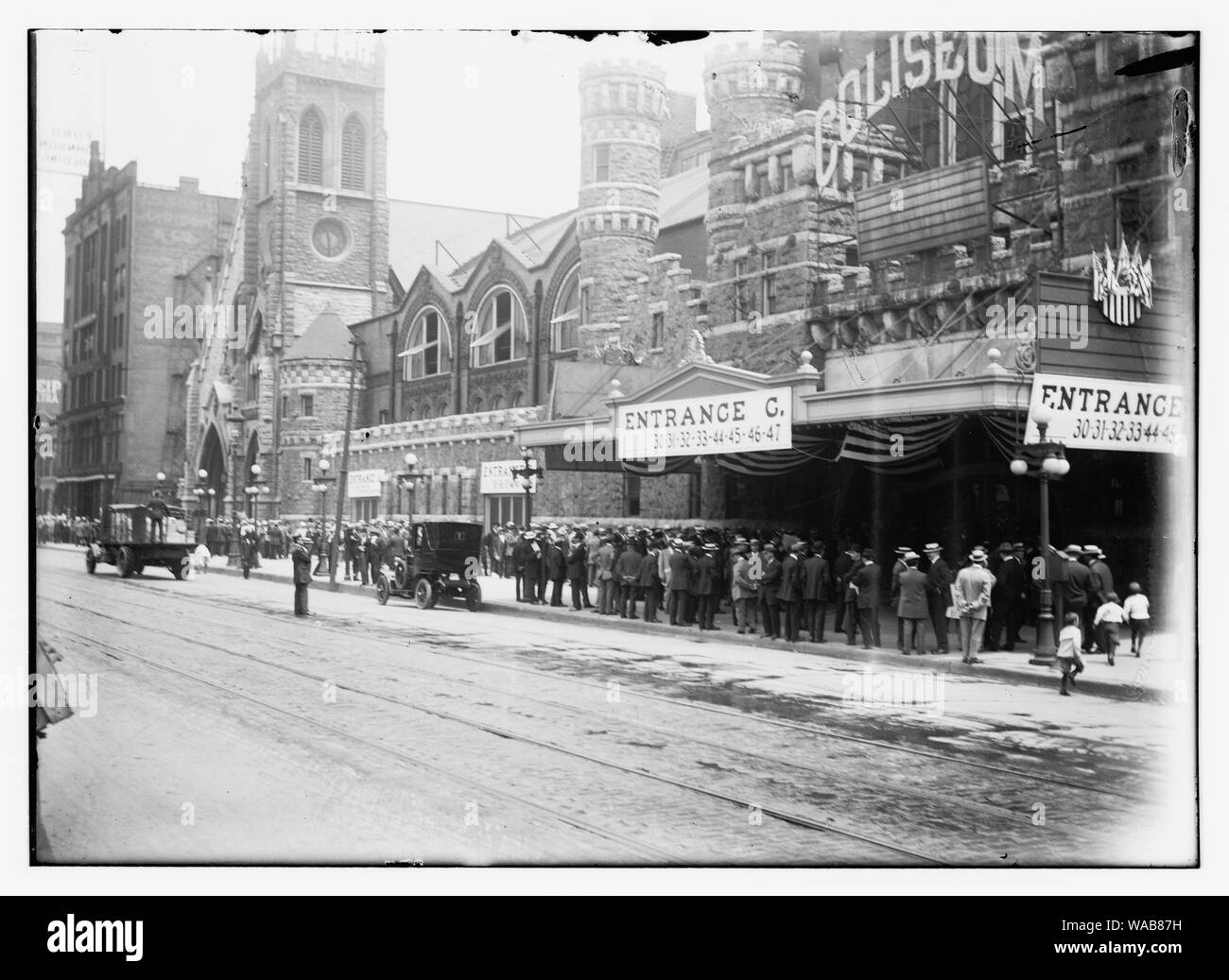 Chicago coliseum Black and White Stock Photos & Images - Alamy