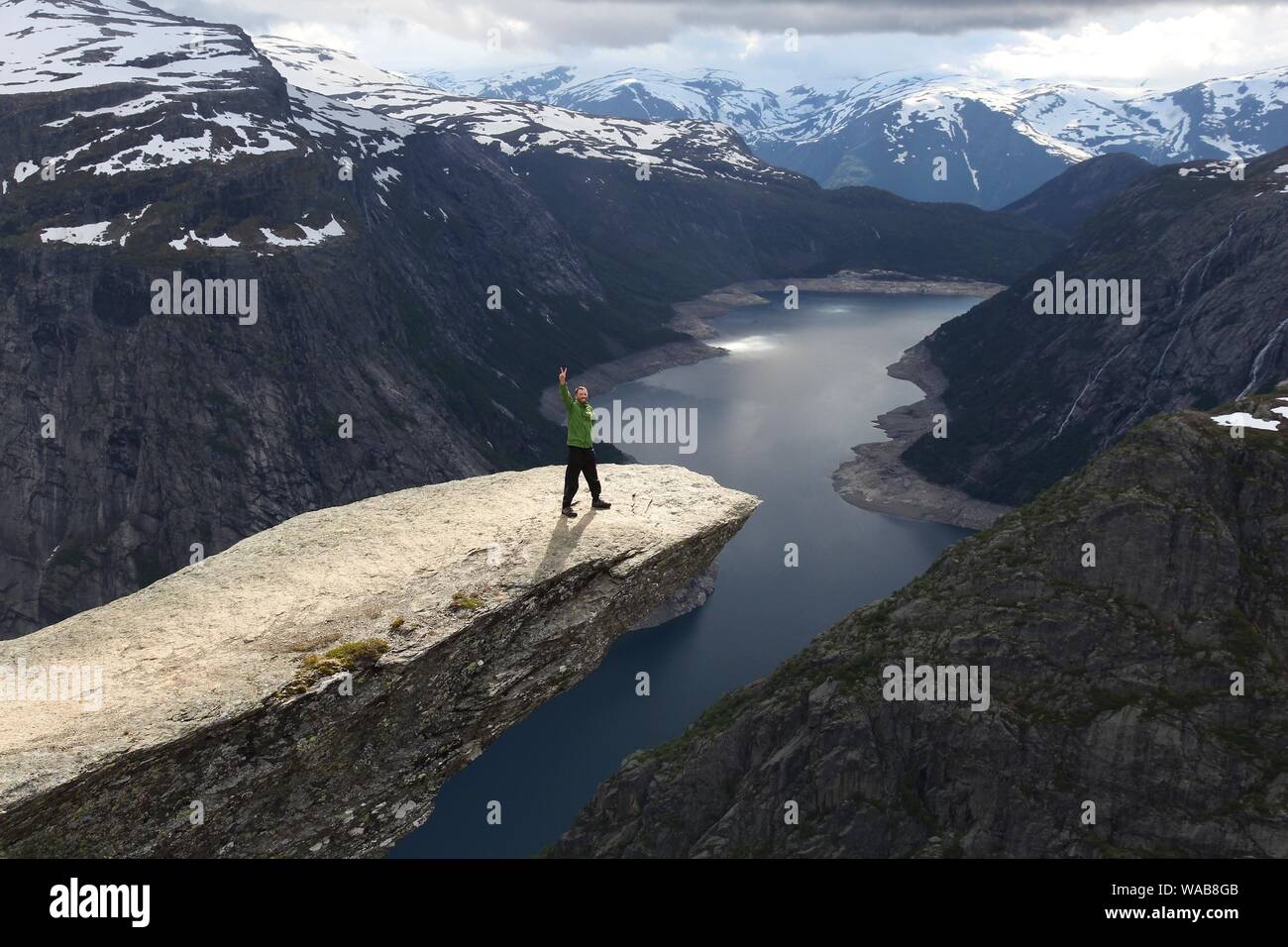 Trolltunga tourist - famous Troll's Tongue pulpit rock in Norway Stock ...