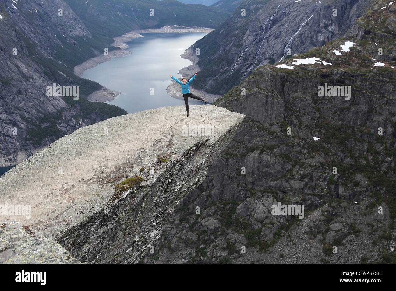 Trolltunga tourist - famous Troll's Tongue pulpit rock in Norway Stock ...