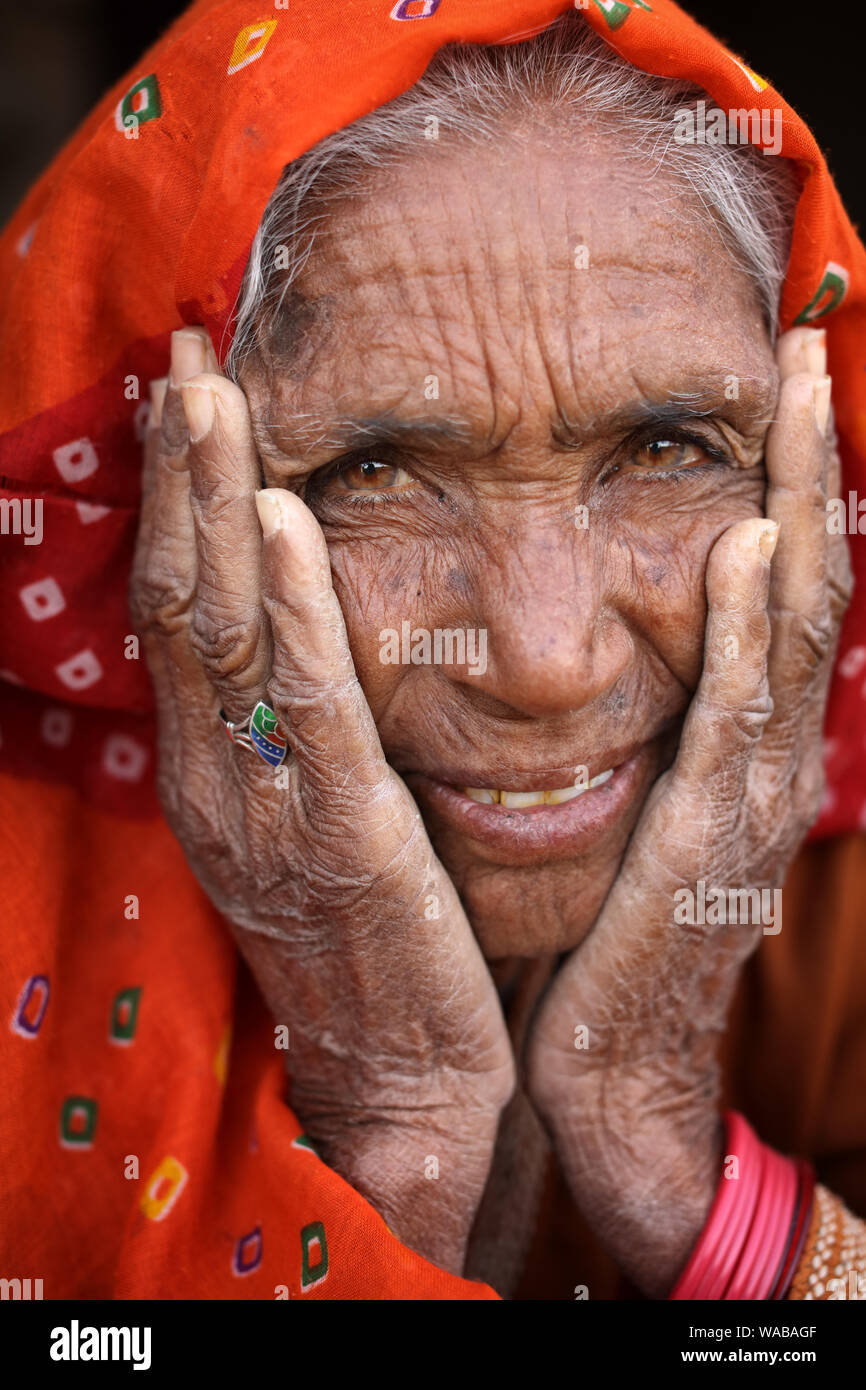 Woman in red sari thar desert village hi-res stock photography and ...