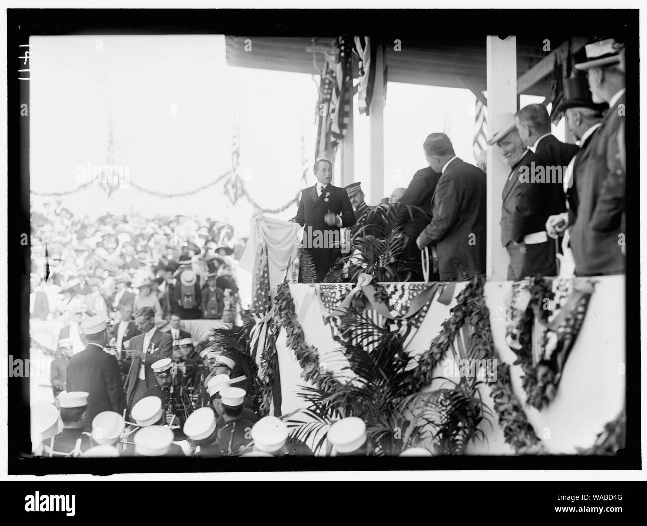 Columbus statue unveiling Stock Photo - Alamy