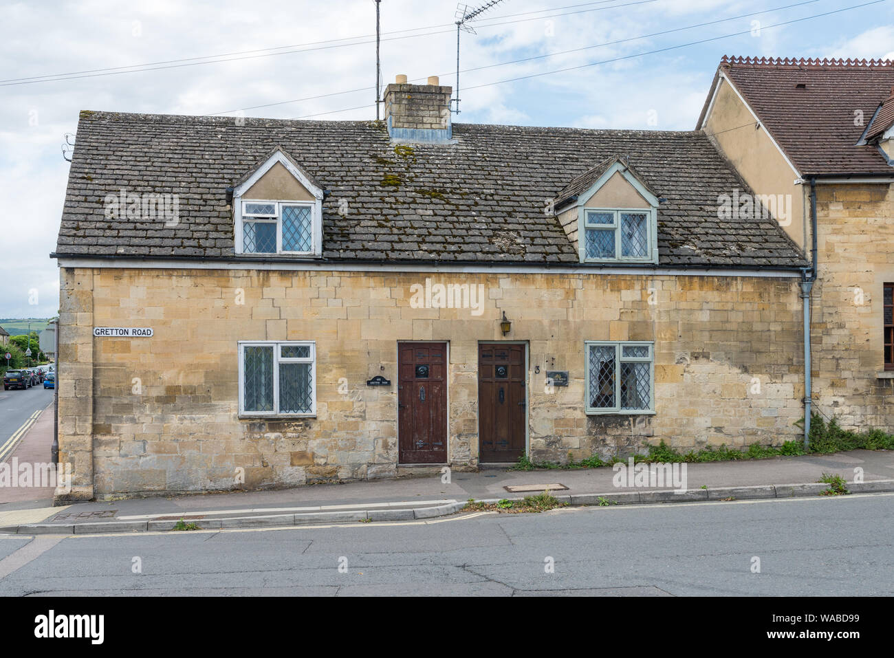 Detached cottages hi-res stock photography and images - Alamy