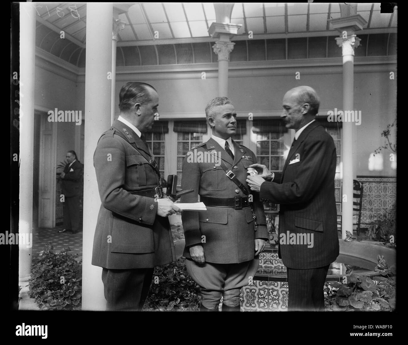 Commandment of West Point Cadets is decorated by Spanish Ambassador to ...