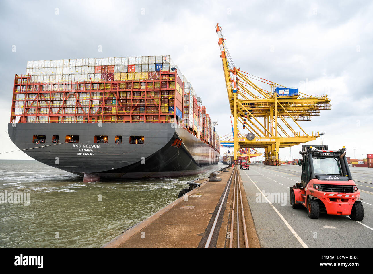 Bremerhaven, Germany. 19th Aug, 2019. The currently largest container ...