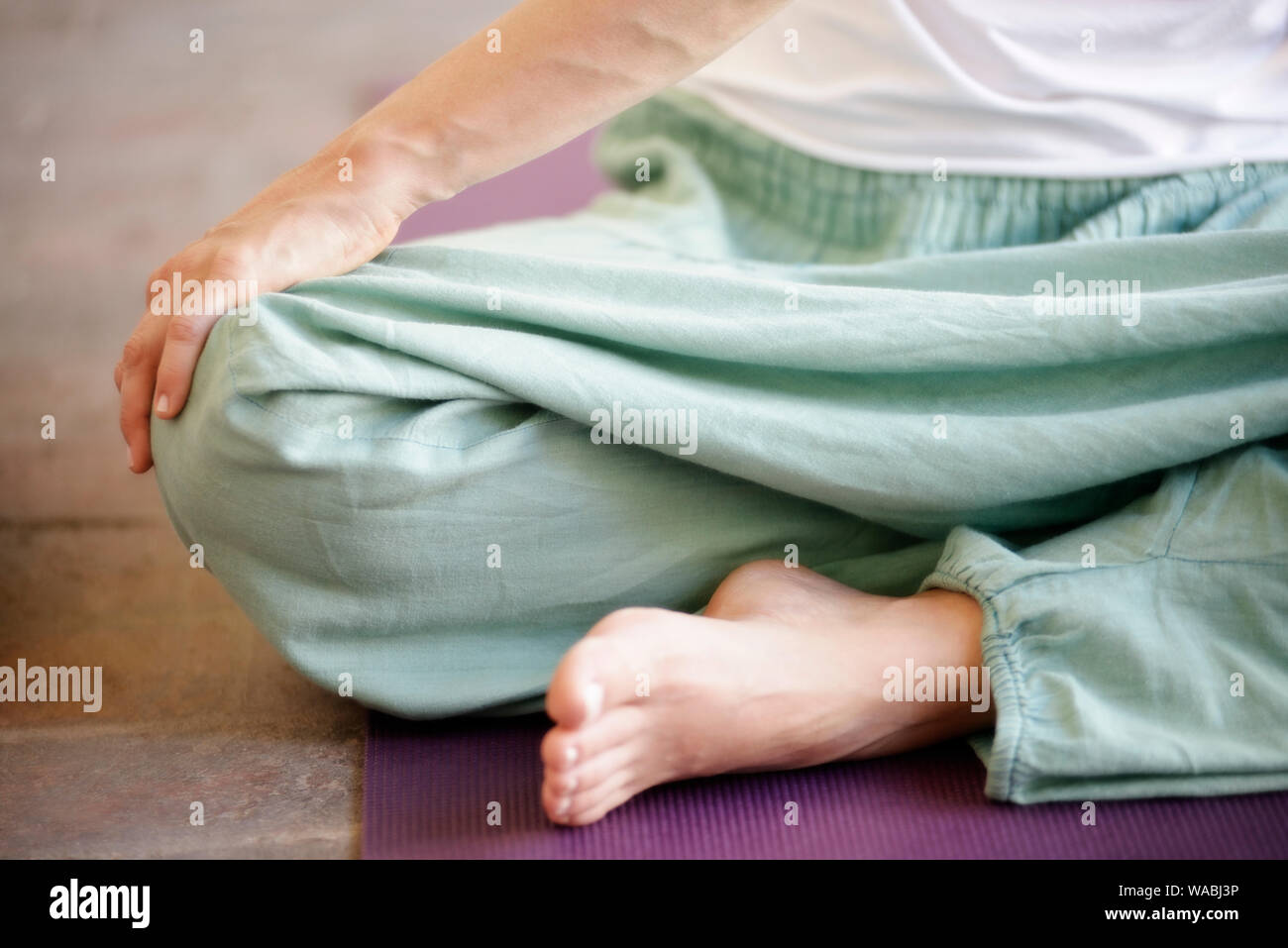 Women foot pose hi-res stock photography and images - Alamy