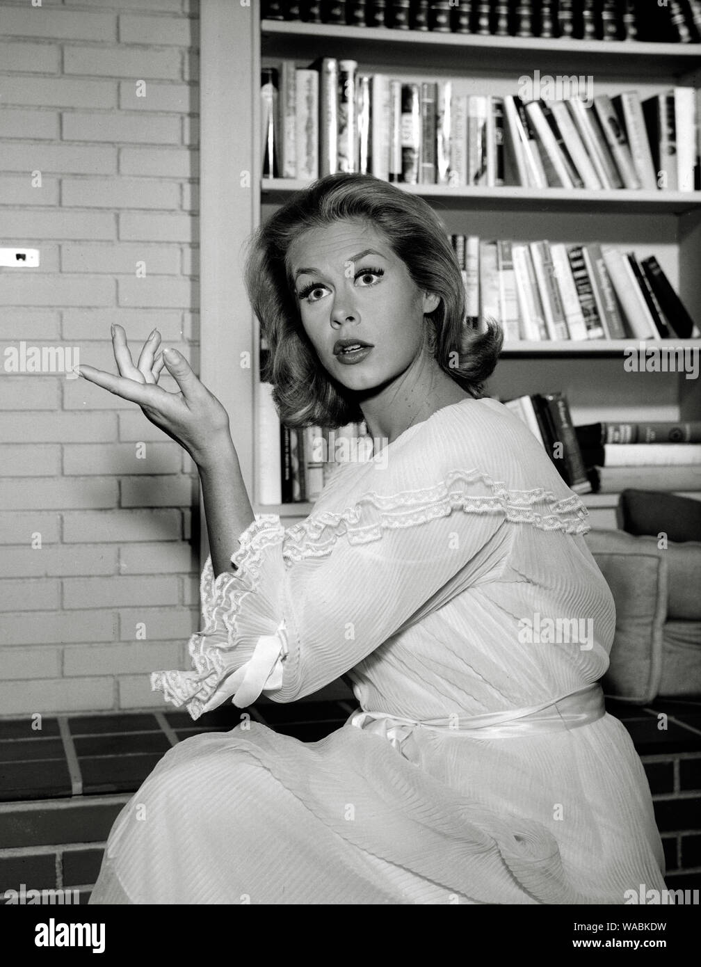 Elizabeth montgomery 1965 hi-res stock photography and images - Alamy
