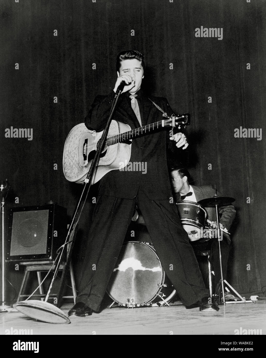 Elvis presley performing hi-res stock photography and images - Alamy